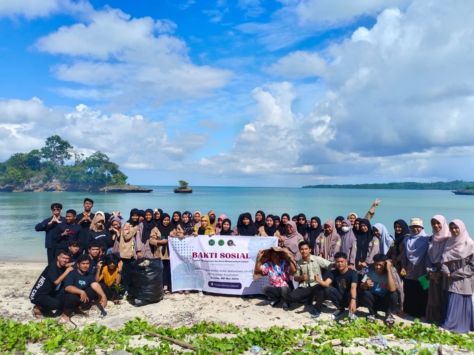 Prodi Adminkes ITSBM Selayar Baksos Lingkungan di Baloiya, Wakil Rektor ...