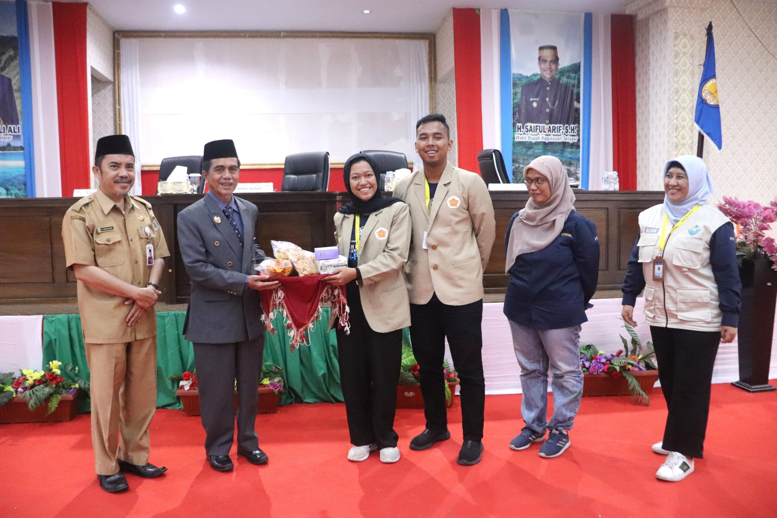 60 Mahasiswa UGM KKN di Selayar, Diterima Resmi Oleh Wakil Bupati ... 60 Mahasiswa UGM KKN di Selayar, Diterima Resmi Oleh Wakil Bupati ...
