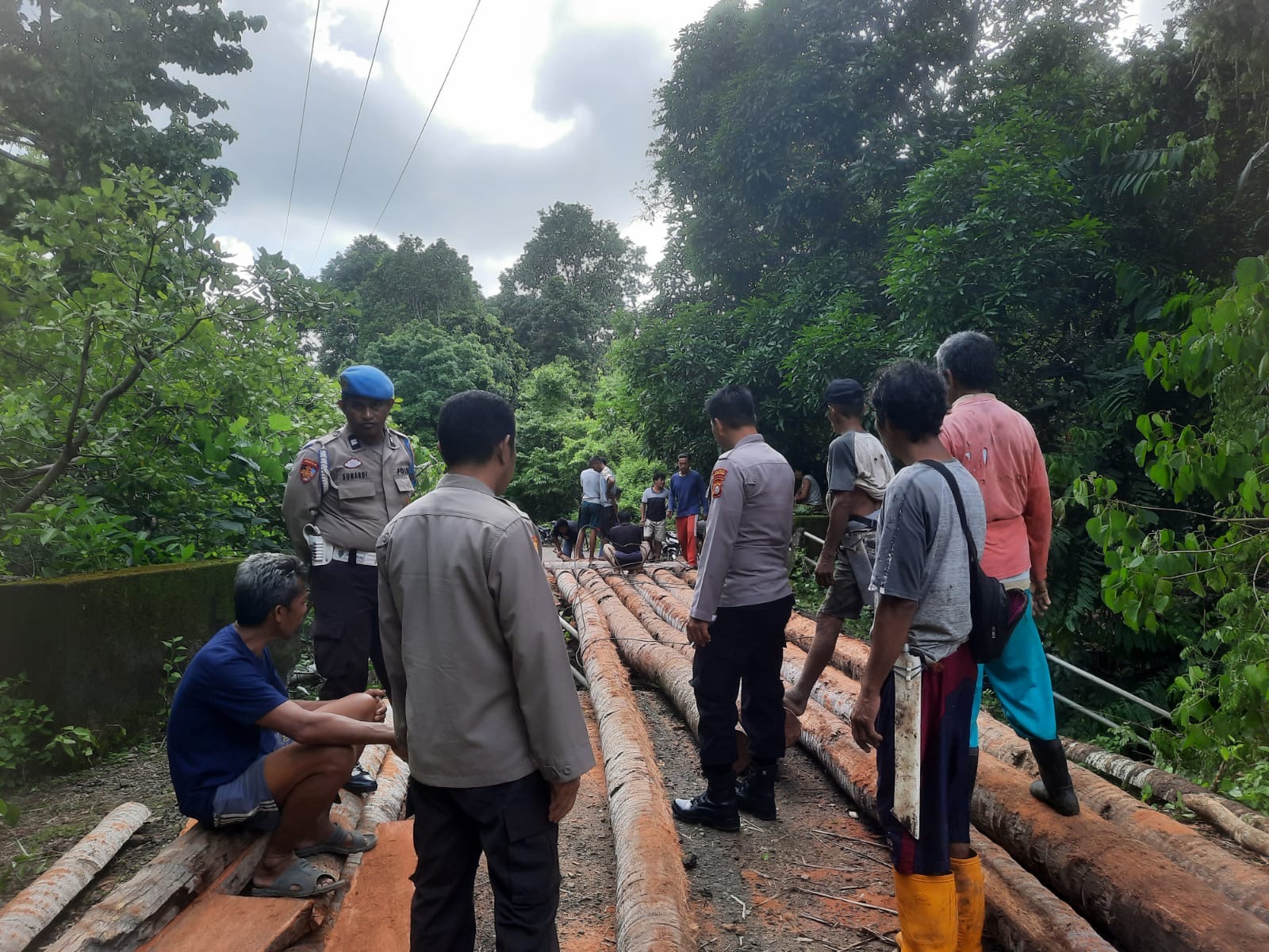 Personel Polsek Benteng Pantau dan Bantu Warga Baera Kerja Bakti Bangun ...